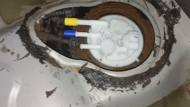 Замена топливного насоса с доработками в автомобиле BYD F3 (Toyota Corolla E120) 2011г