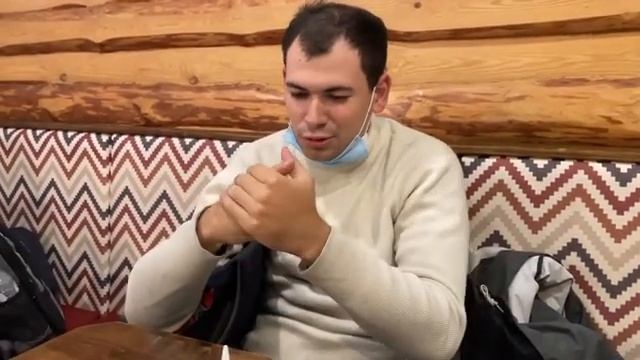 Константин Гудилин из команды КВН "Кому фисташки?" соблюдает карантинные меры, а не нюхает клей.