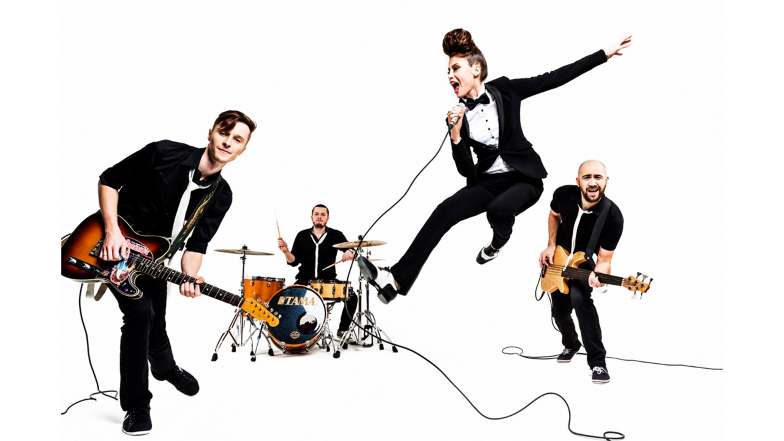 Отслужил 10 лет гитаристом в кавер группе.