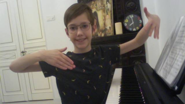 Мелодия из песни "Город над вольной Невой ".