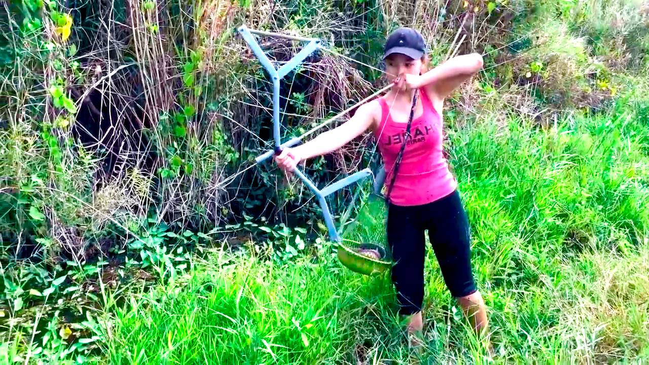 Рыбалка Красивая Девушка ловит крупную рыбу Охотится с луком и острогой Мужские Хобби