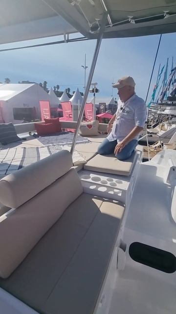 Где загорать на яхте