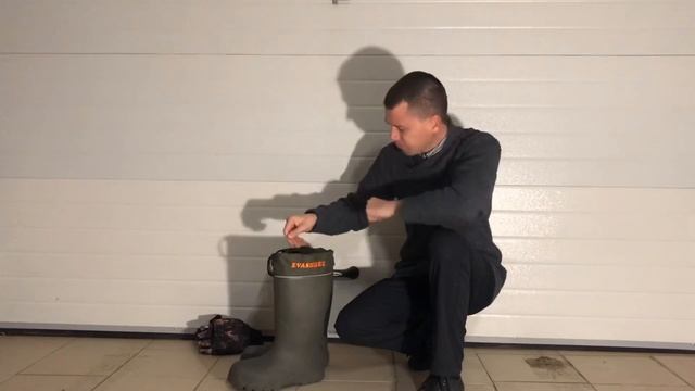 Для зимней рыбалки тёплые варежки  и сапоги!