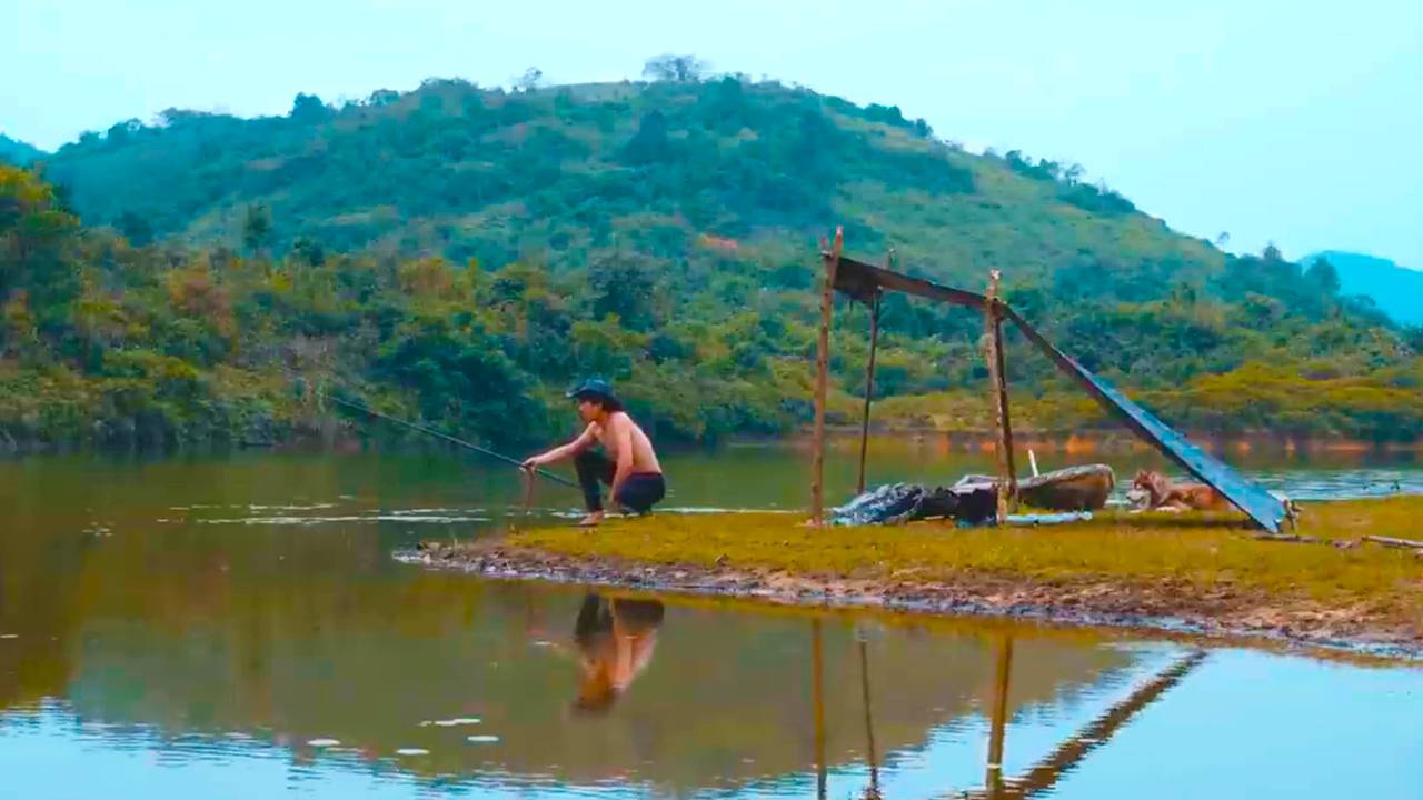 Выживание в лесу в реальной обстановке укрытие на озере рыбалка ночь приготовление еды на костре