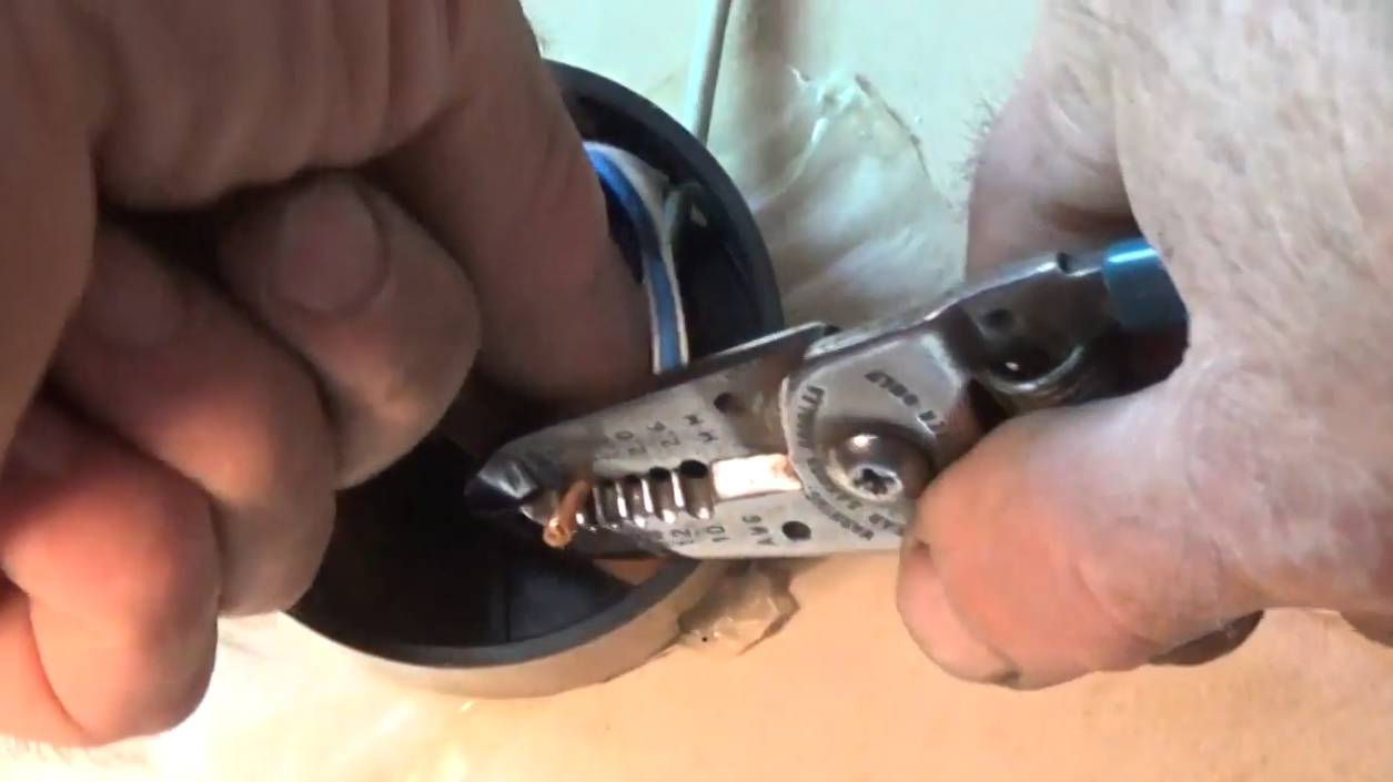 КАК ПОДКЛЮЧИТЬ ВЫКЛЮЧАТЕЛЬ И ЛАМПОЧКУ