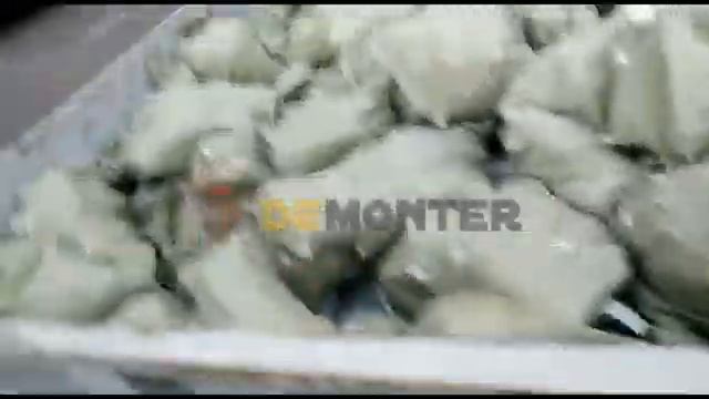 Загрузка контейнера строительным мусором.