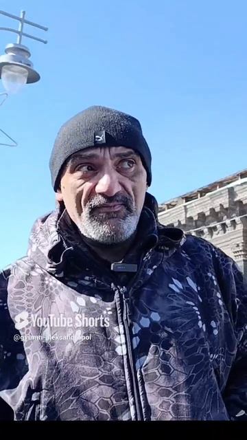 Если в России это мастера-плотники, то в Гюмри - это мастера-каменщики. _ #gyumri #гюмри