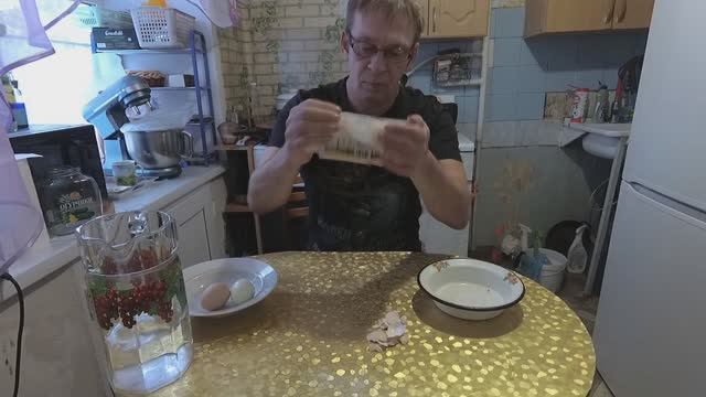 Как быстро  почистить яйца  при помощи воды - Лайфхак .