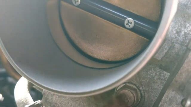 Subaru outback 3.0 снятие и очистка дроссельной заслонки.