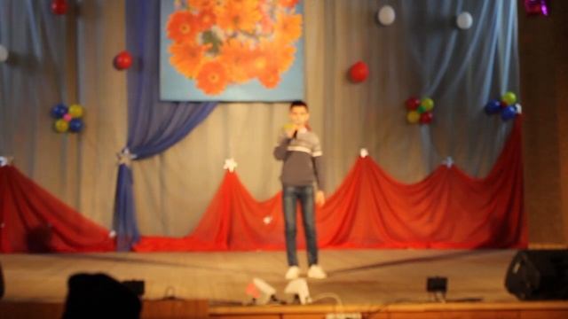 Песня "Дома я один"