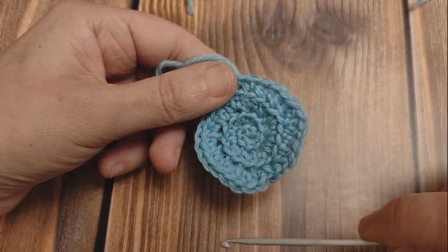 1 круг крючком в свободном стиле полустолбиками Основа для цветка