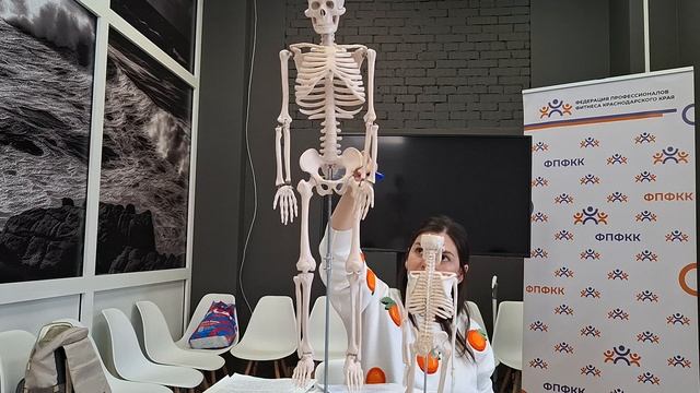 Почему подкручивается копчик при приседании.