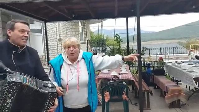 Праздник Тыквы на хуторе Ильича, 1 серия / Гармонист Владимир Кузнецов поет и играет на гармошке.