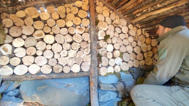 ANTONIO  Epic Winter Bushcraft Building a Hobbit-Style Hideaway in Deep Snow!