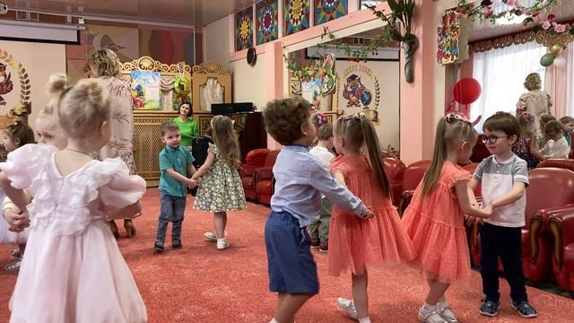 Танец "Мама-мамочка". Группа №8 "Знайки"