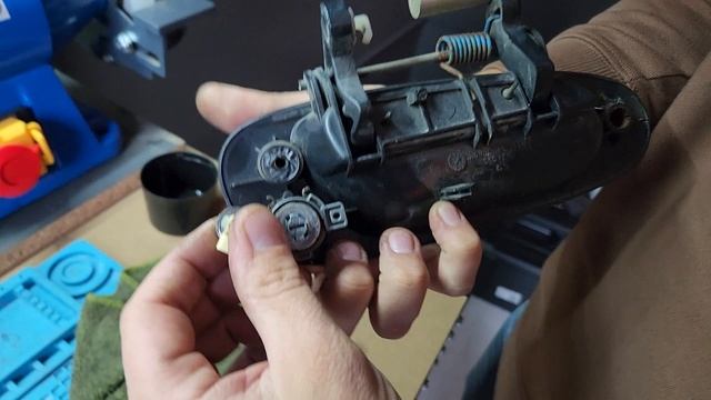 Ремонт замка автомобиля в двери водителя.