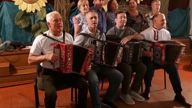 Любимые народные песни Деревня моя, Куда бежишь тропинка милая, Катюша поем вместе под гармонь.