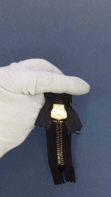 Молния пластик неразъемная Т-8 черная/золото с кольцом 18см. Артикул 06044