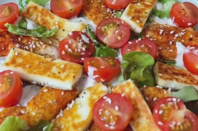 Теплый салат с курицей