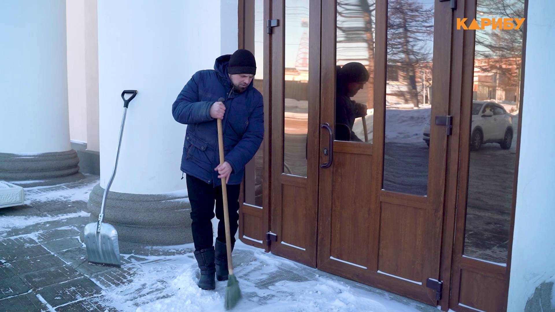 И убирает, и поёт: дворник Дома культуры "Автотэк" поражает талантом