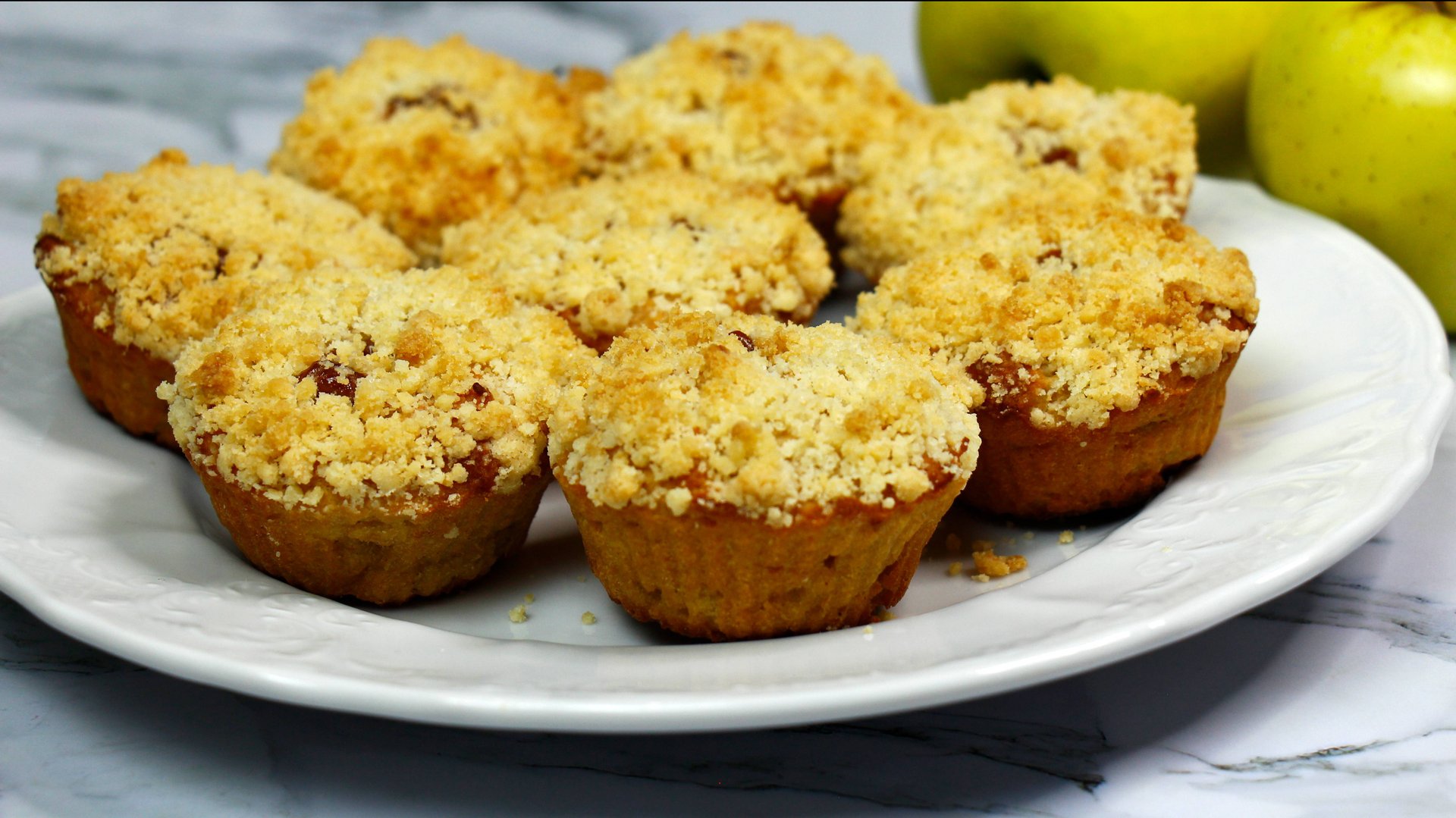 Яблочные кексы с корицей и вареной сгущенкой,  штрейзелем.