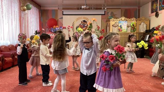 Танец с цветами "Добрая, милая мама". Группа №11 "Почемучки"