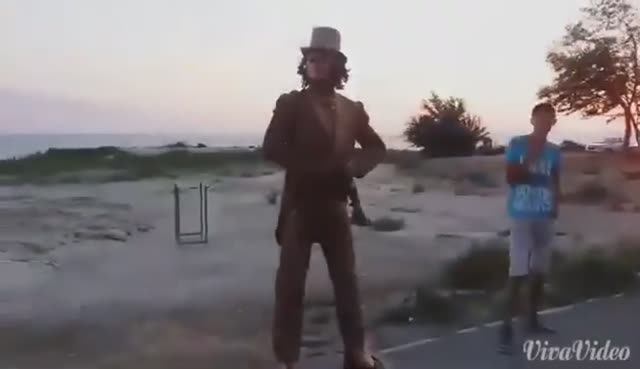 Живая статуя в Актау