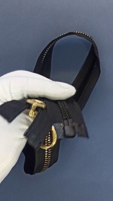 Молния пластик разъемная Т-8 черная/золото с кольцом 90см. Артикул 06048