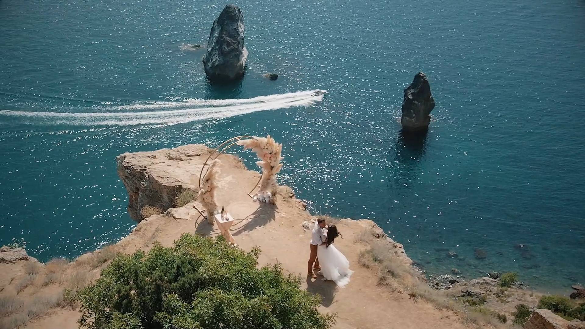 Свадьба для двоих / Trip and Love / Море, скалы, свадебная арка