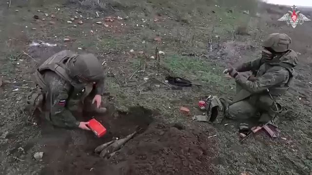 Обнаружение мин производят миноискателями Альфамарин 5000.