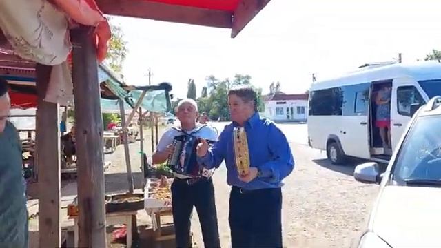 Мужчина удивил частушками на рынке. Смеяться будете долго. Песни под гармонь.