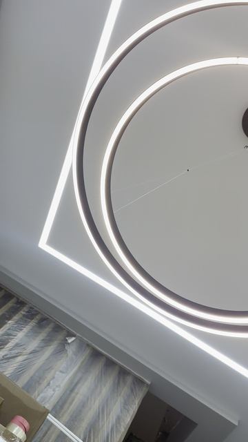 Установка натяжных потолков со световыми линиями в детской комнате