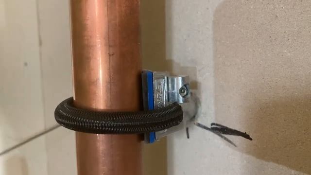 Крепление трубопровода к стене