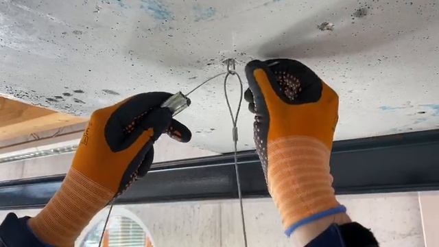 Монтаж круглого воздуховода на тросе вплотную к бетону