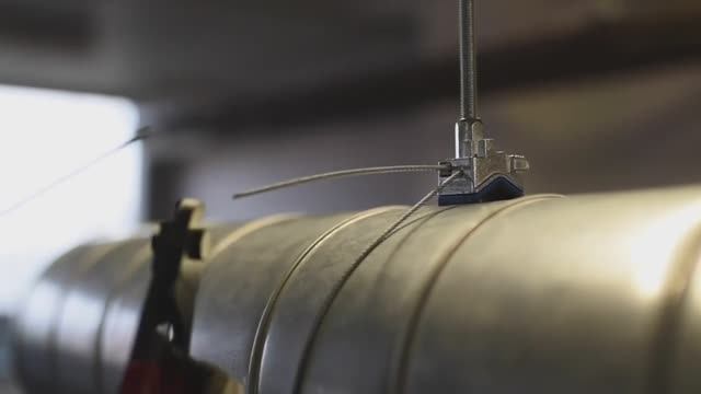 Монтаж круглого воздуховода на Универсальный хомут под шпильку