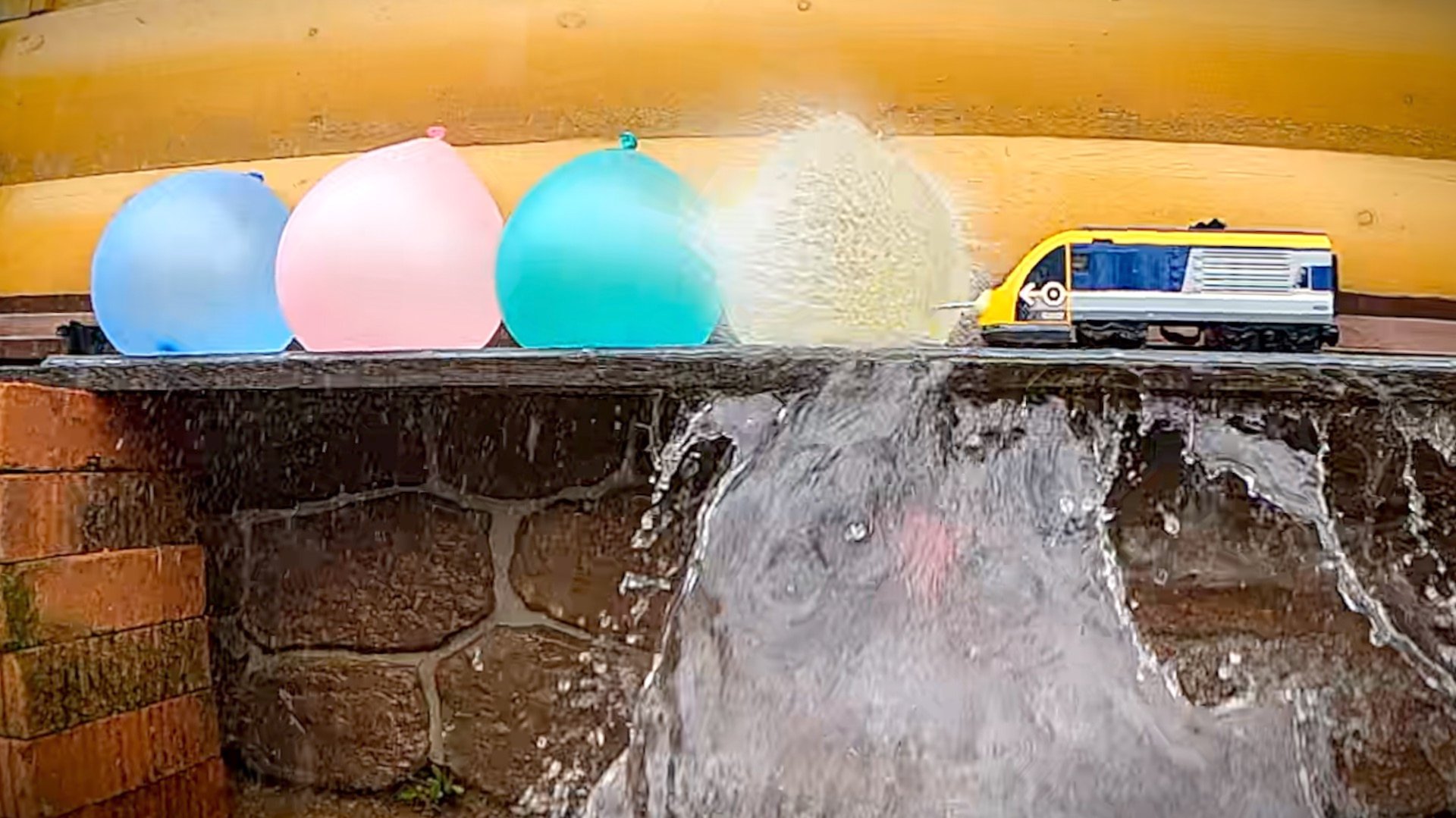 Лего поезд лопает воздушные шарики с водой / Поезда для детей