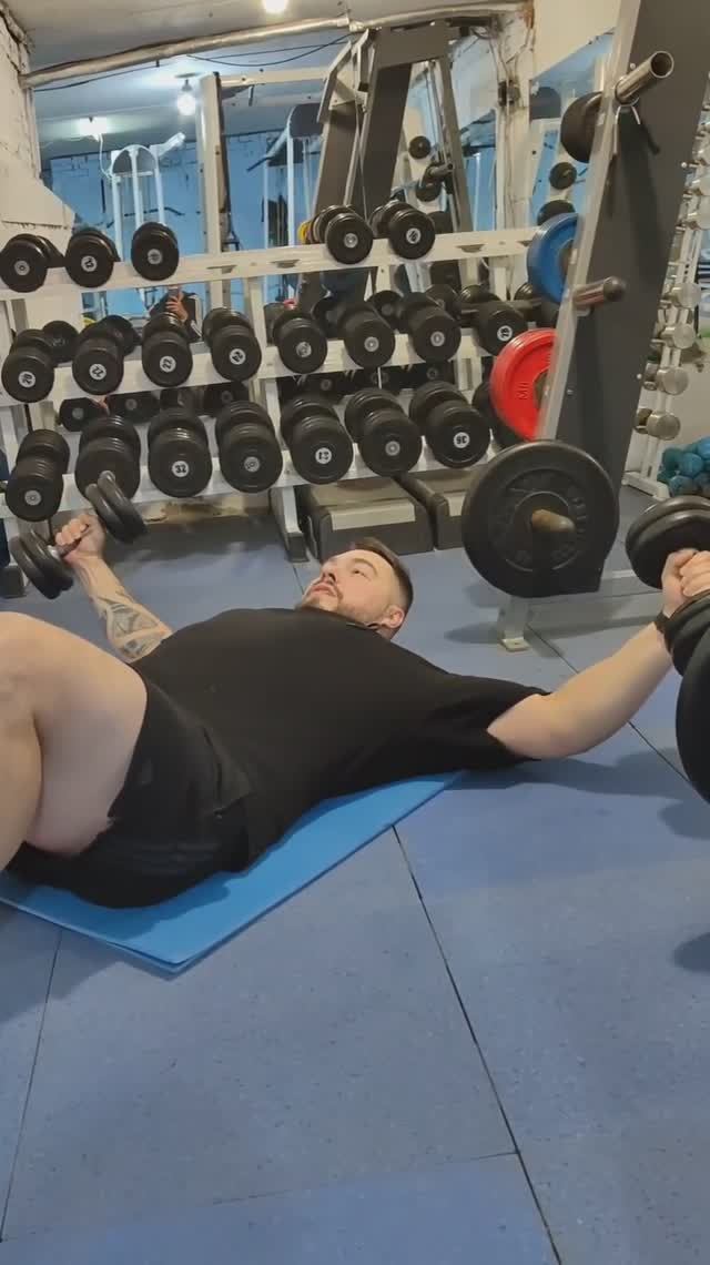 Разводка гантелей лежа на полу