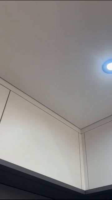 Установка натяжных потолков с теневым профилем