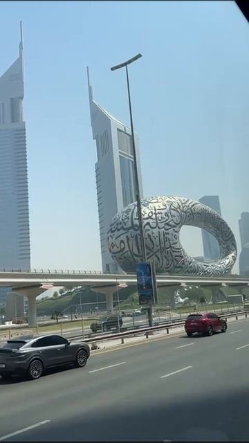 Скульптура Глаза на трассе в Таиланде.