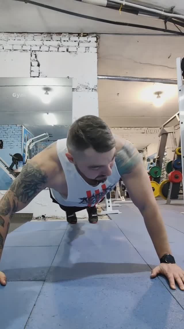 Отжимания с поворотом корпуса