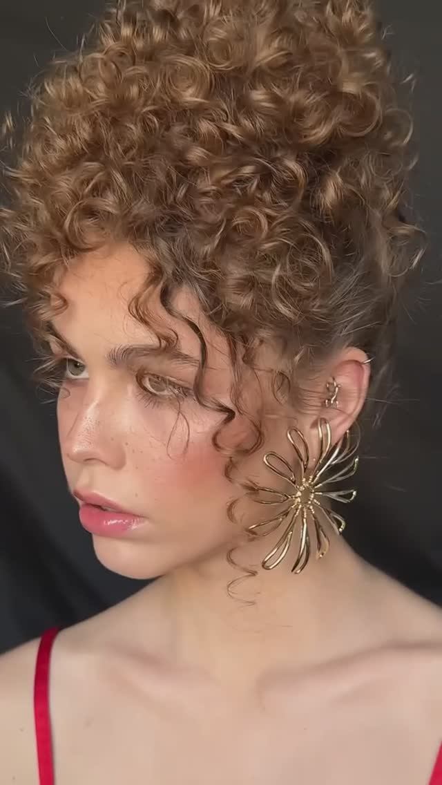 Игривая прическа на основе афро кудрей #прическа #укладка #волосы #локоны #кудри