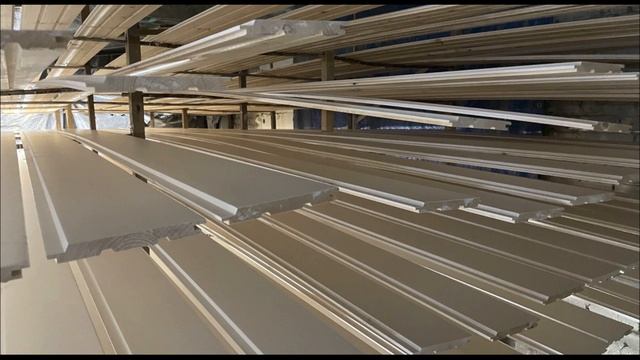 Наша работа.Покраска пиломатериалов в цеху.Стройколорит.