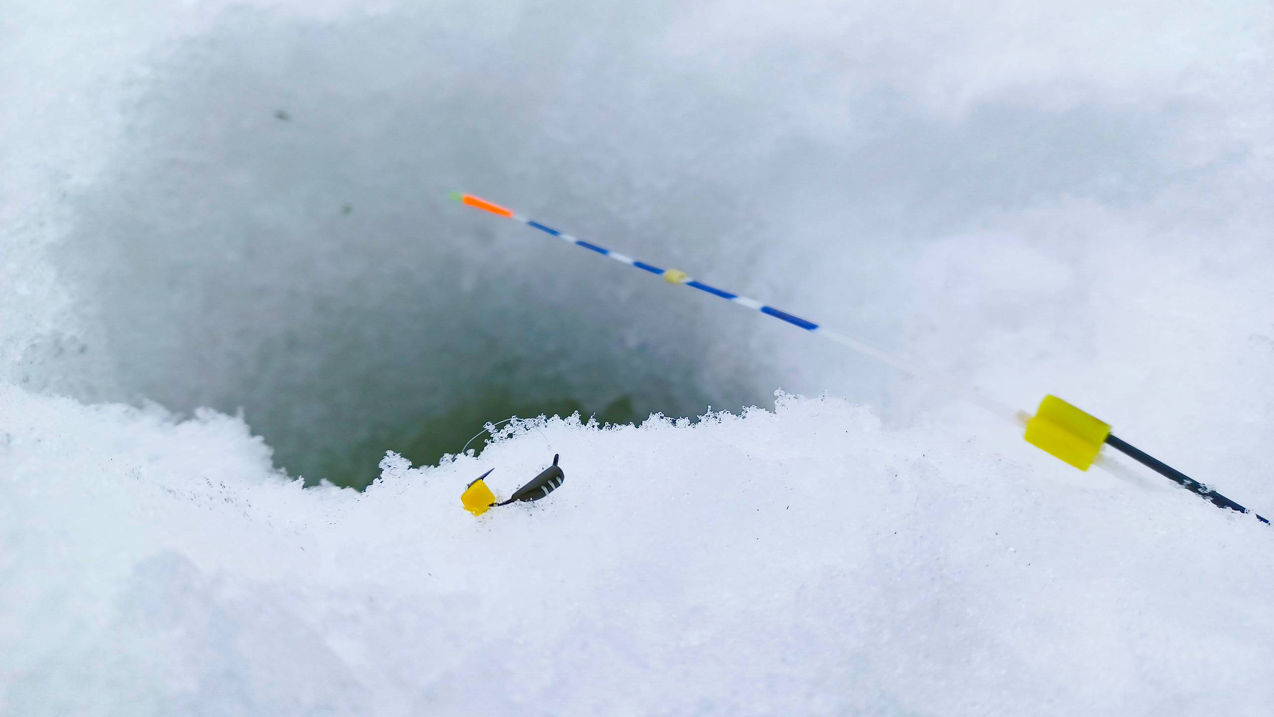 ХОЧУ ПОЙМАТЬ СТАВЛЮ ЭТУ БЕЗМОТЫЛКУ!. Рыбалка на малой реке зимой