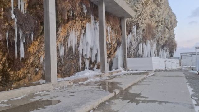 Когда спрятался от зимы максимально далеко, а она всё равно тебя догнала и дала морозного пенделя