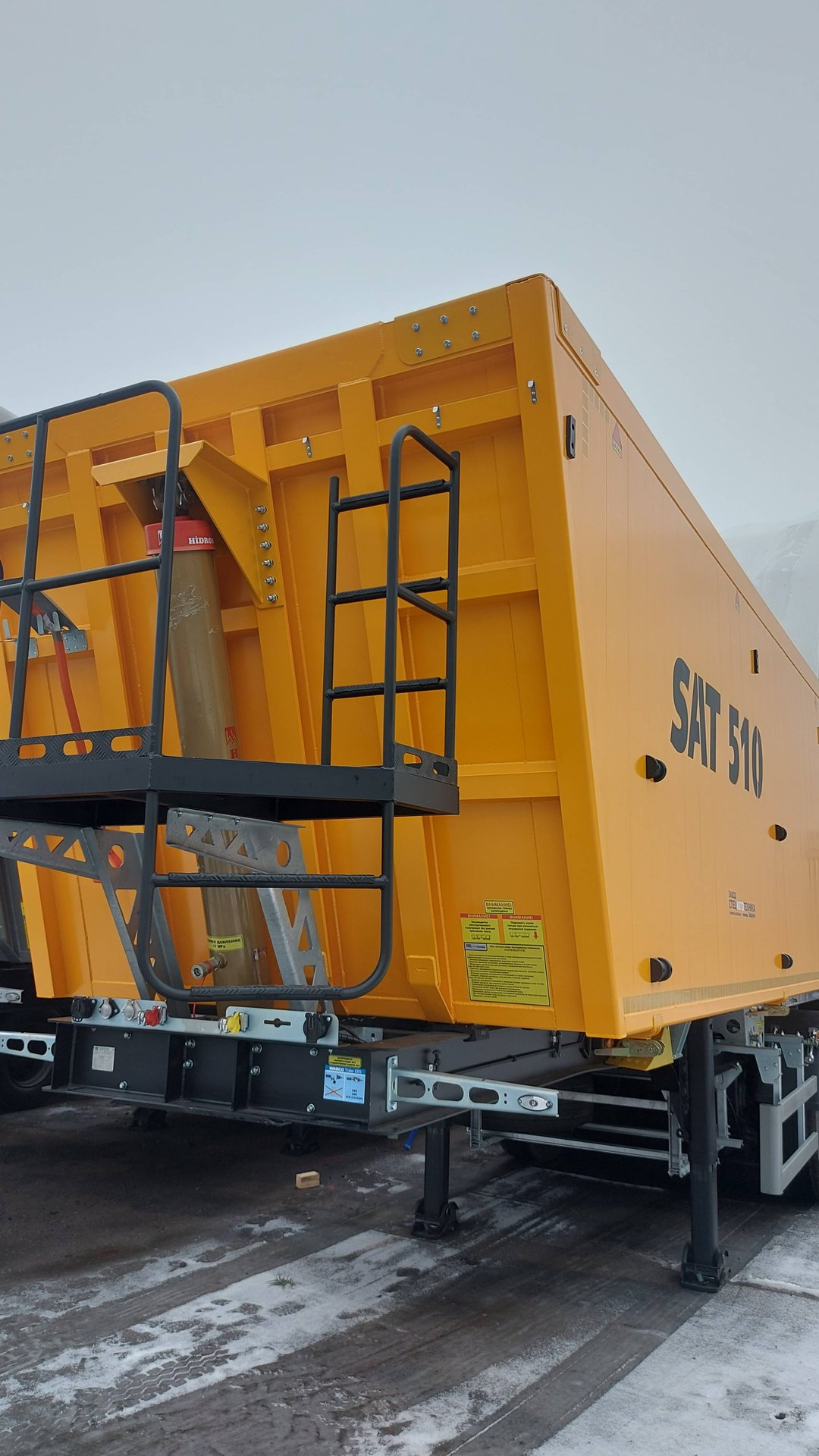 Самосвальный полуприцеп зерновоз с открывающимися боковыми бортами SAT510