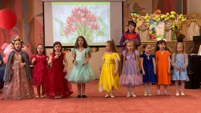 Песня  девочек "Возле зеркала". Группа №9 "Ягодки"