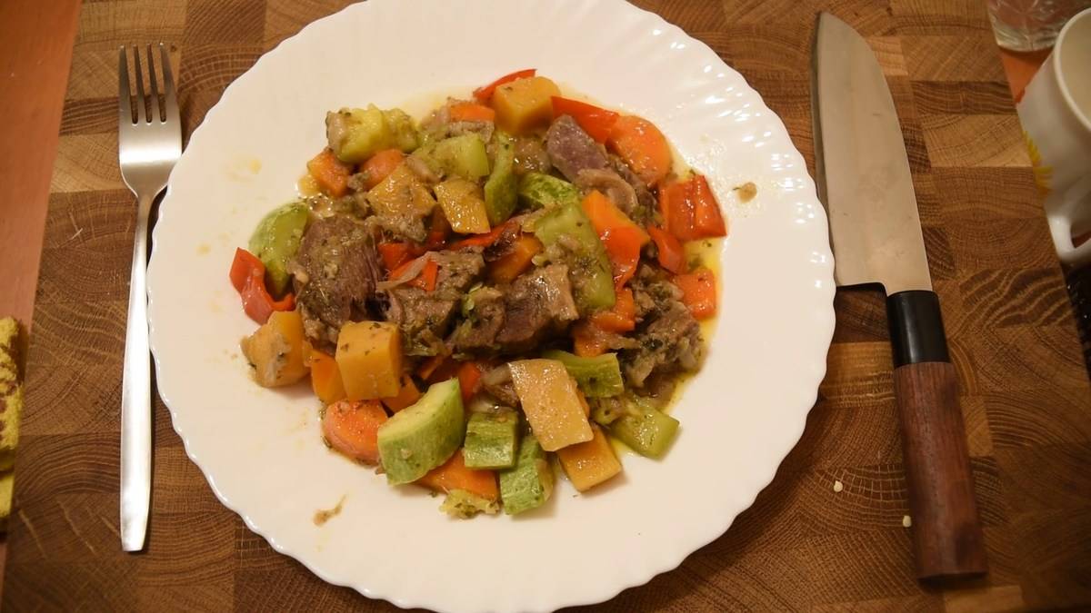 Тушим мясо с овощами.