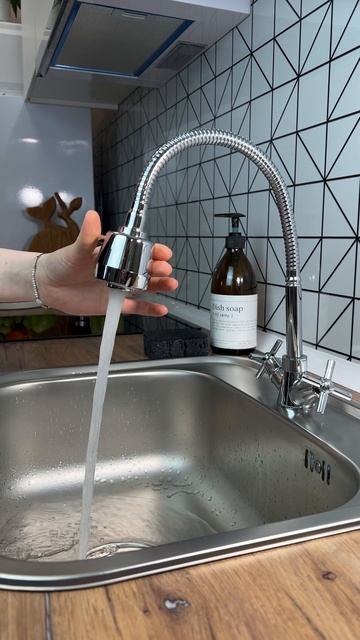 Растяжке, гибкости и прочности этого смесителя можно только позавидовать