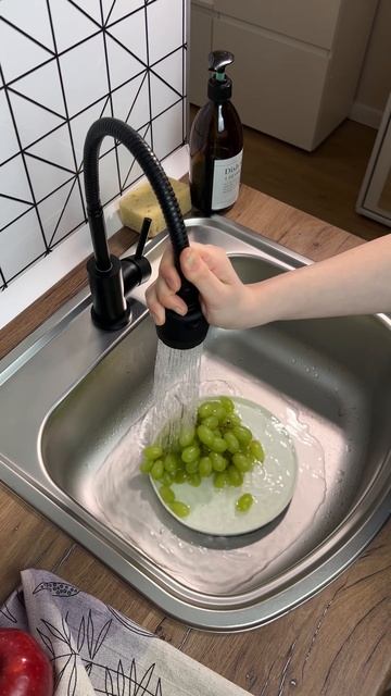 Фрукты - это полезно. Мойте фрукты с нашим смесителем