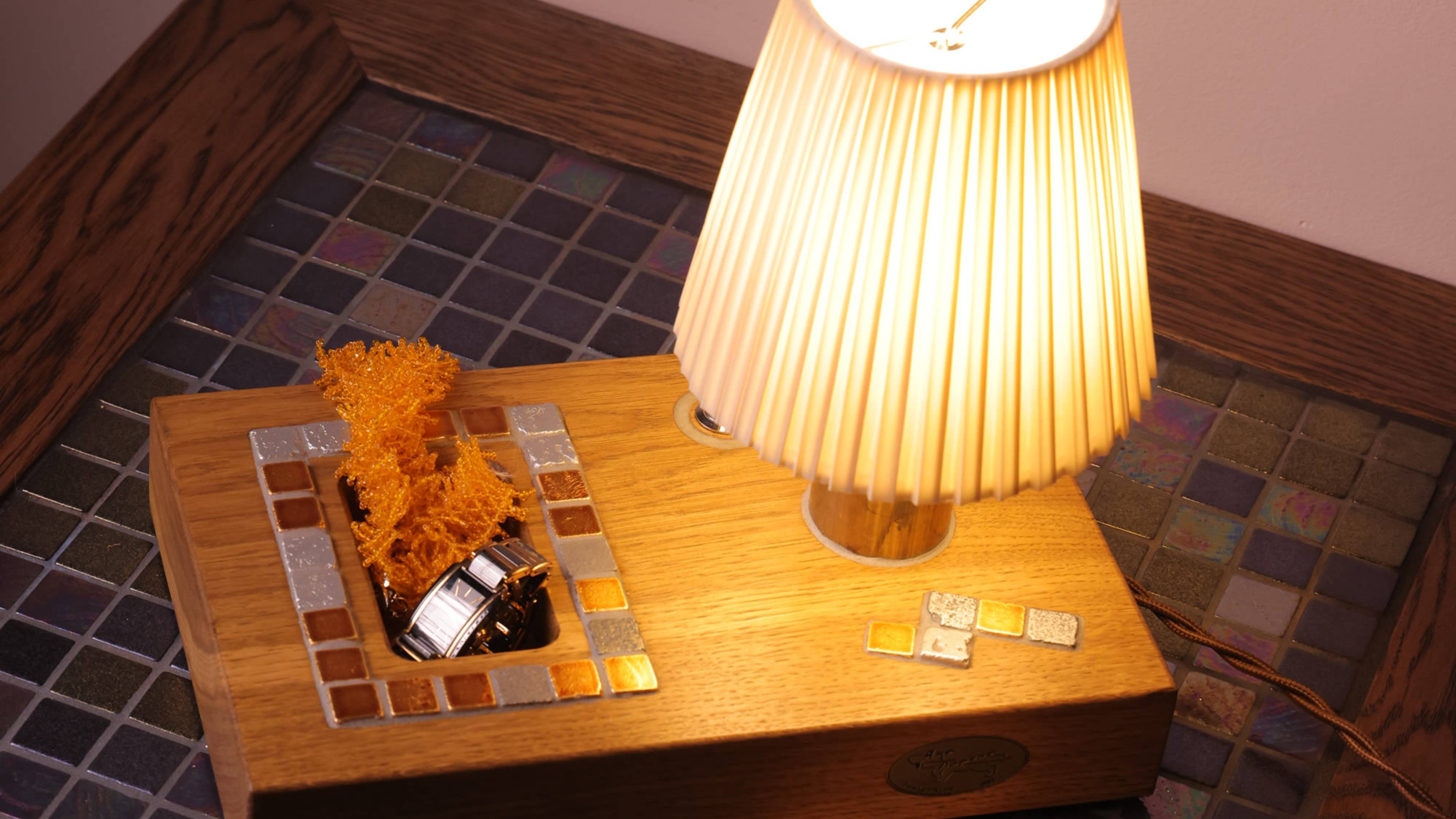 c-03-090 Интерьерная лампа из цельного куска ясеня с выключателем на корпусе.